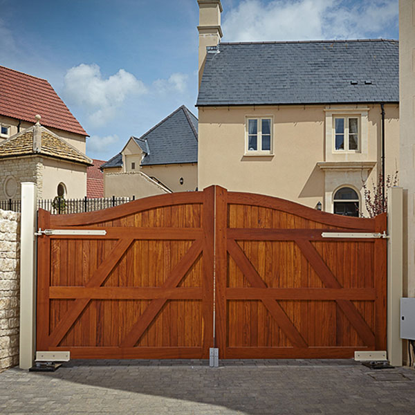 Swept Top Manor Gate - Made To Order