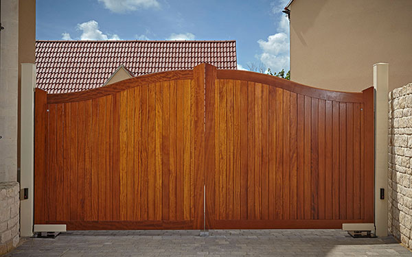 Swept Top Manor Gate - Made To Order